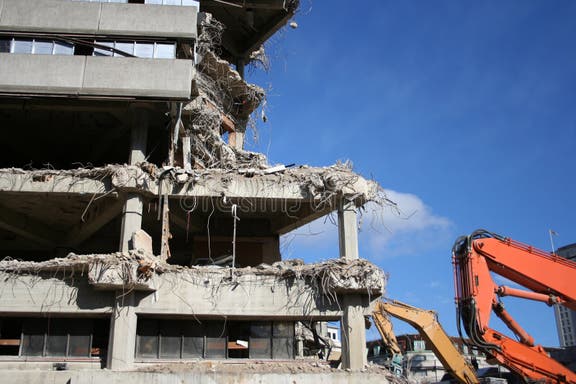 Edificio bajo demolición foto de archivo. Imagen de escombros - 1791542
