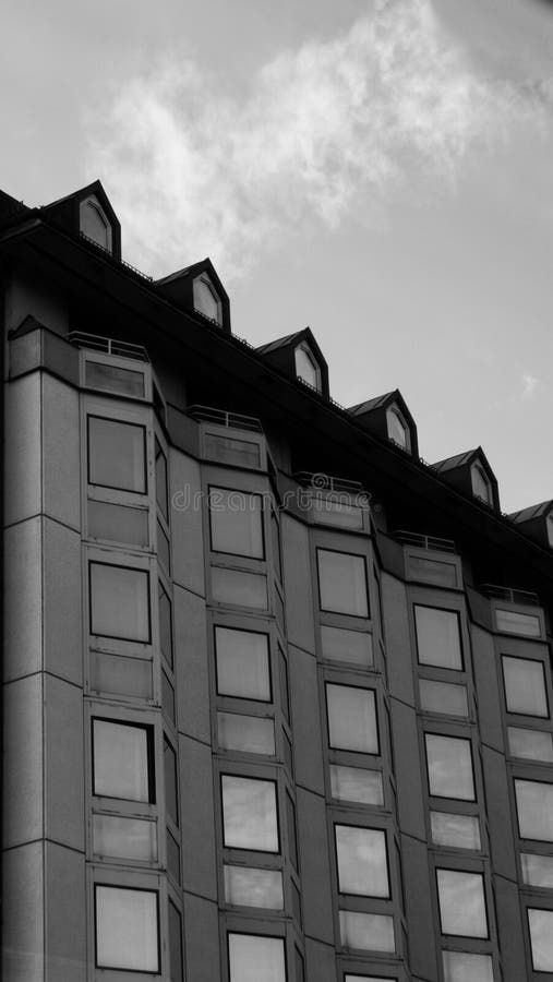 Edificio Blanco Y Negro De La Ciudad Imagen de archivo - Imagen de ...