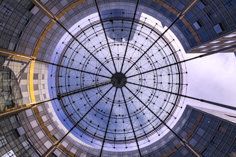 Edificio circular moderno foto de archivo. Imagen de edificio - 5930186