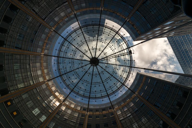Edificio circular moderno imagen de archivo. Imagen de azul - 245356865