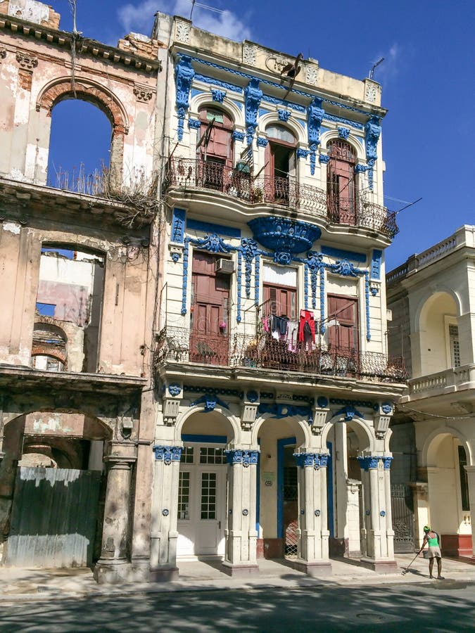 Edificio Colonial Colorido En La Habana Imagen de archivo editorial ...