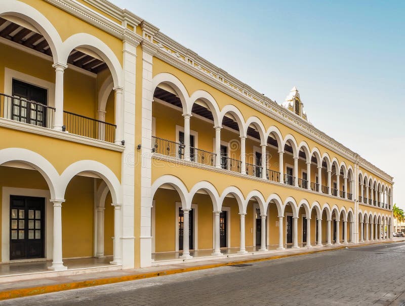 Edificio Colonial Amarillo Y Blanco Foto de archivo - Imagen de ...