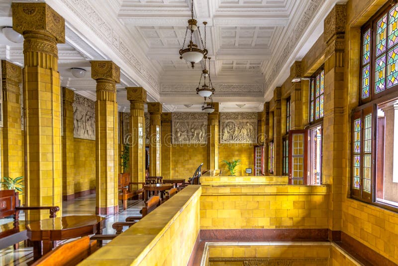 Edificio Colonial Interior, Surabya, Indonesia Foto de archivo ...