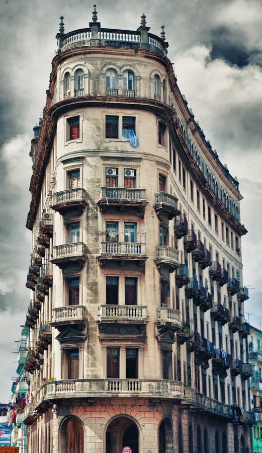 Edificio Colonial Viejo De La Habana Con Los Balcones Que Desmenuzan ...