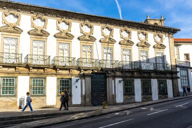 Edificio Columned foto editorial. Imagen de recorrido - 102235041