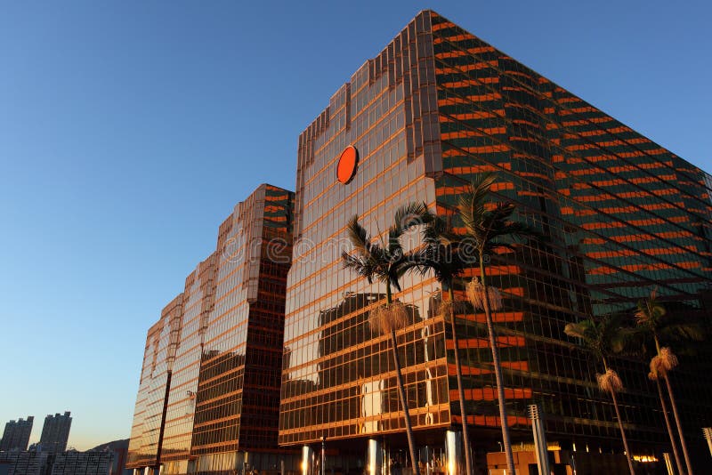 Edificio comercial de oro imagen de archivo. Imagen de kong - 15559851