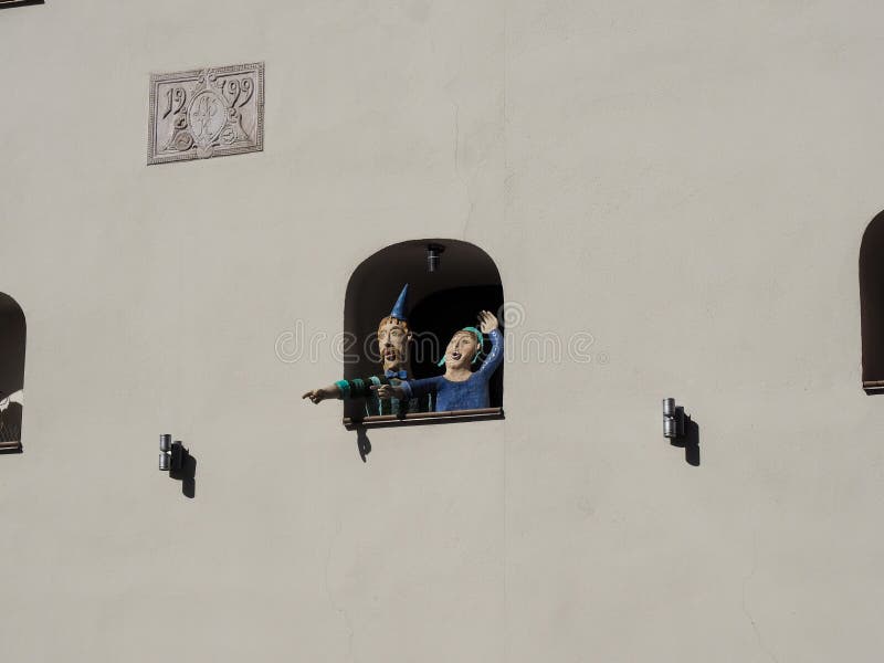Edificio Con Diferentes Figuras En Los Nichos De La Ventana Imagen de ...