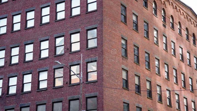 Edificio Con Muchas Ventanas De Vidrio Imagen de archivo - Imagen de ...