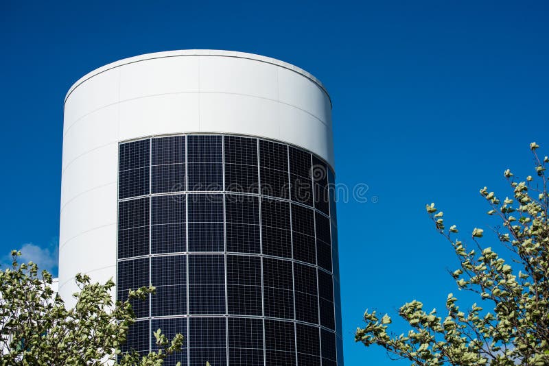 Edificio Con Un Panel Solar Fotovoltaico En El Techo Foto de archivo ...