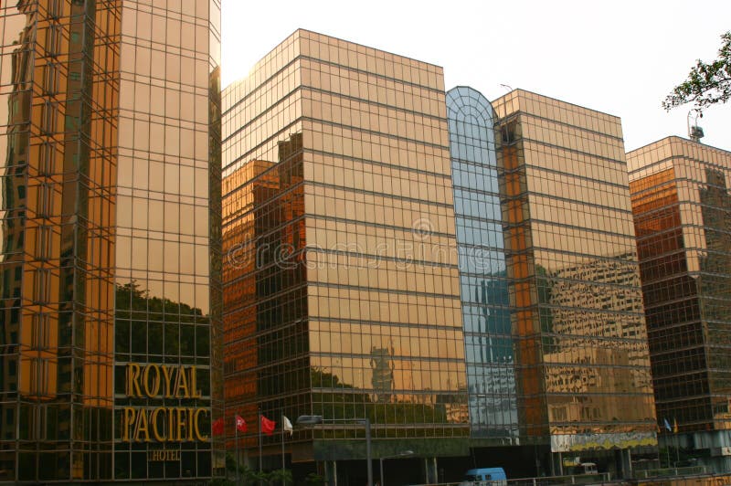 Edificio Con Ventanas De Oro En Tsim Sha Tsui 29 De Junio De 2004 Foto ...