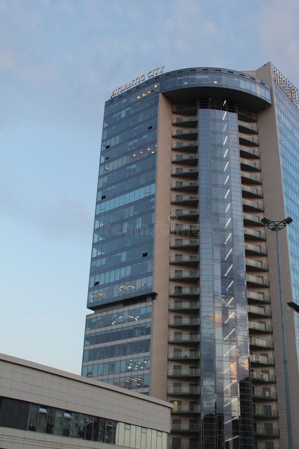 Edificio De Apartamentos De Lujo Moderno Foto de archivo - Imagen de tarde, temor: 268178360