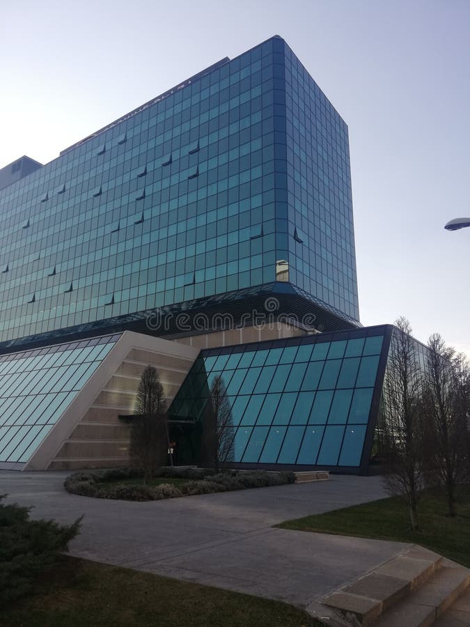 Edificio De Cristal Moderno Con Cielo Claro. Foto de archivo - Imagen de edificio, fachada ...