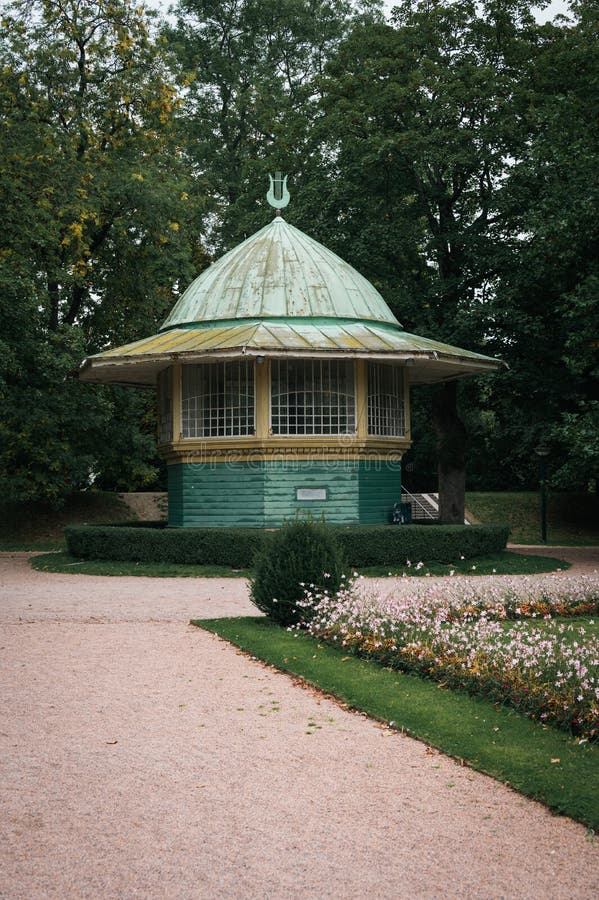 Edificio De Formas Redondeadas Y Verdes Decorativos En El Parque De ...