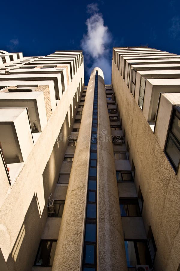 Edificio De La Propiedad Horizontal Imagen de archivo - Imagen de ...