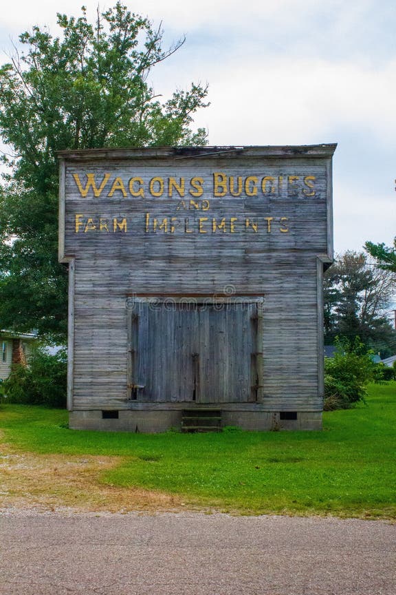 Edificio De Madera Para Boggies De Vagones Y Aperos De Labranza Imagen ...