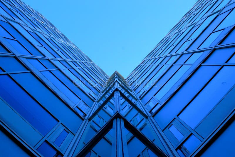 Edificio de debajo foto de archivo. Imagen de perspectiva - 69896288