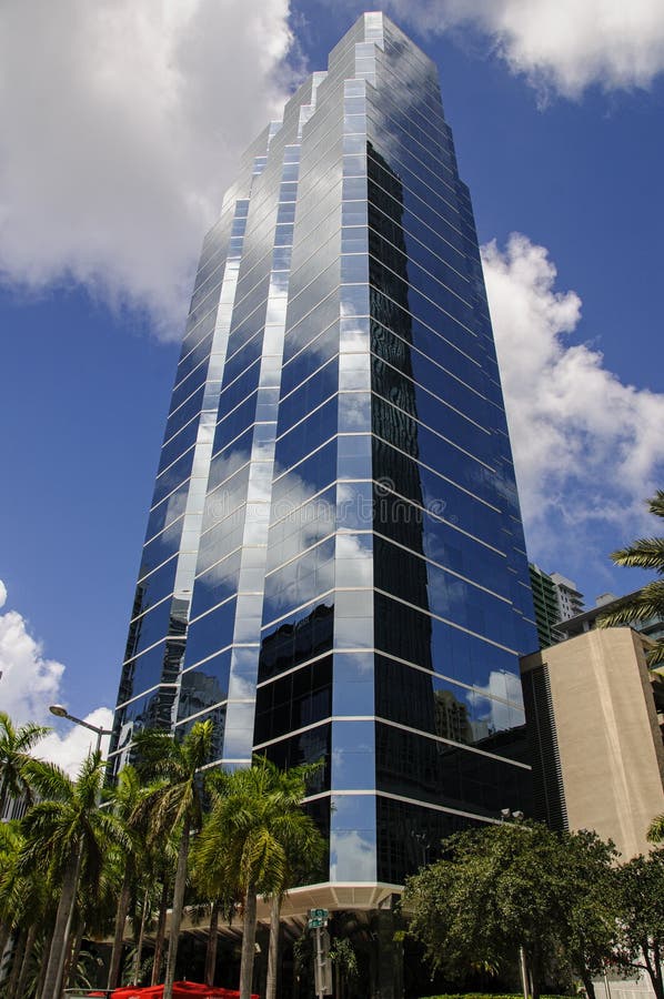 Edificio De Oficinas Moderno En El Centro De Miami Fl Fotografía editorial - Imagen de suelo ...