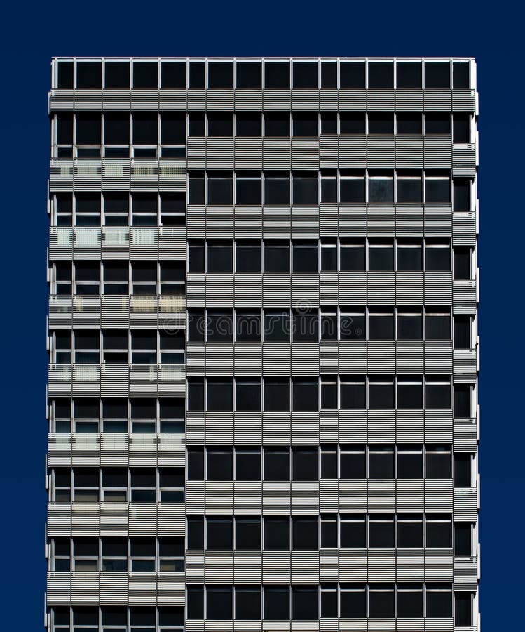 Edificio de oficinas recto imagen de archivo. Imagen de fachada - 56272323