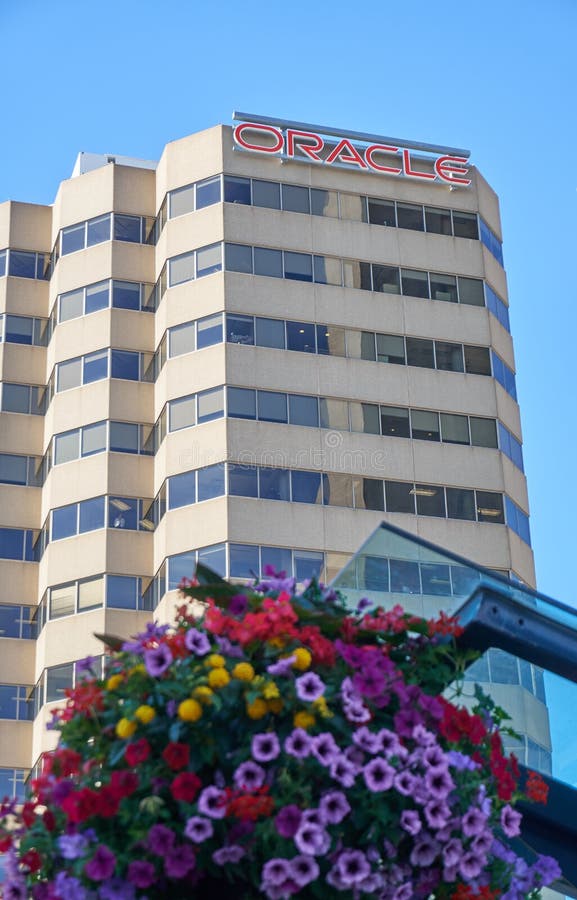 Edificio De Oracle Con El Logotipo Y Flores En Toronto Fotografía ...