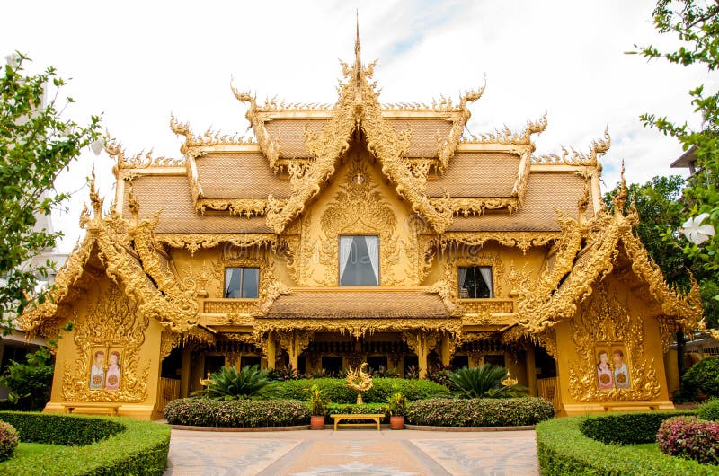 Edificio De Oro, Chiangrai, Tailandia. Foto de archivo - Imagen de ...