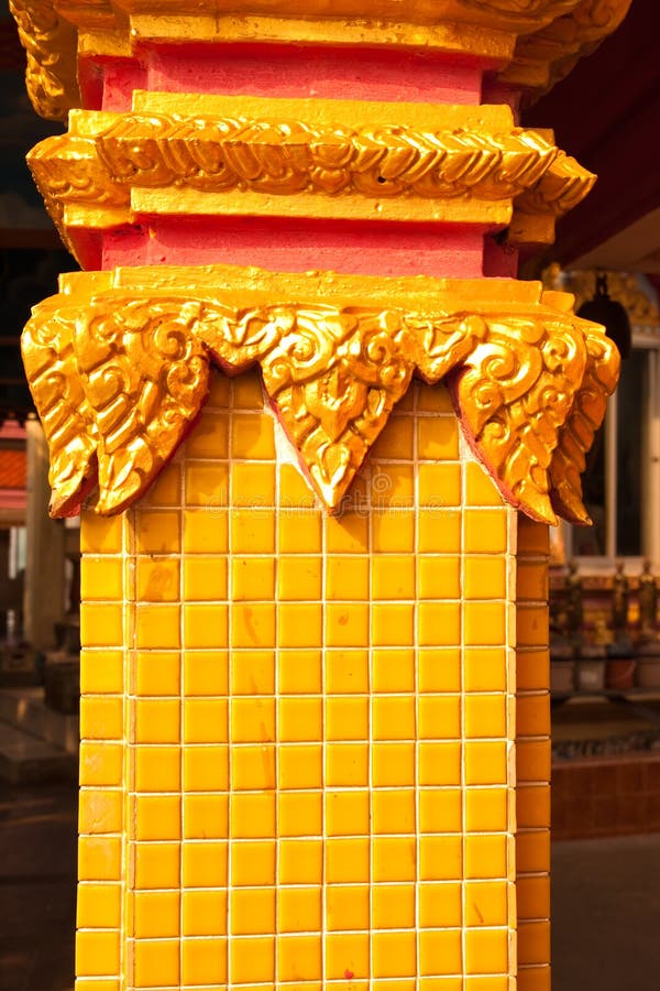 Edificio De Oro Del Detalle De La Arquitectura Imagen de archivo ...