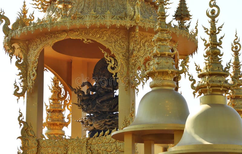 Edificio De Oro En Wat Rong Khun, Templo Blanco, Chiang Rai, Tailandia ...