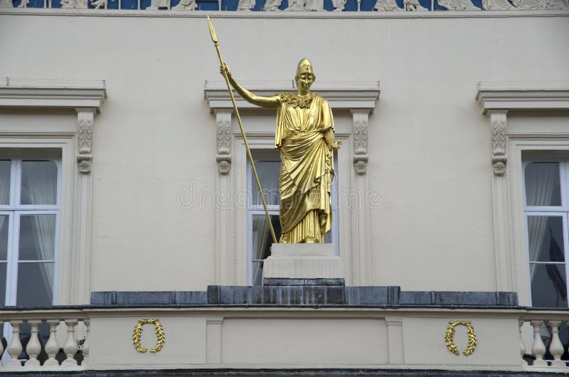 Edificio De Oro De Londres De La Estatua Fotografía editorial - Imagen ...