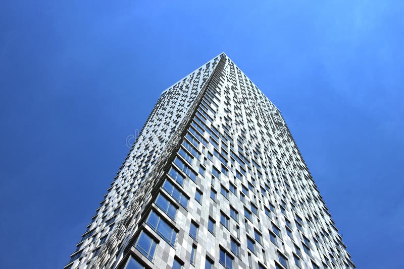 Edificio De Varios Pisos Moderno, Girado Alrededor De Su Eje Foto de ...