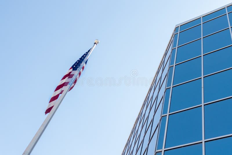 Edificio De Windows De Cristal Y De La Bandera Americana Imagen de ...