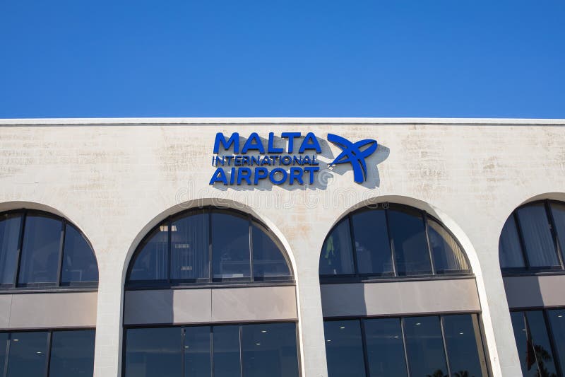 Edificio Del Aeropuerto Internacional De Malta En Luca Malta Imagen ...