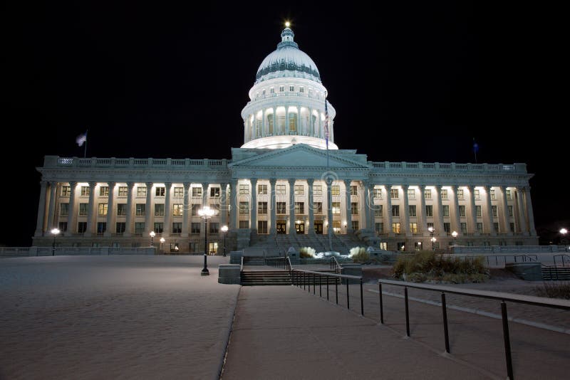 Edificio Del Capitolio Del Estado De Utah En La Noche Foto de archivo ...