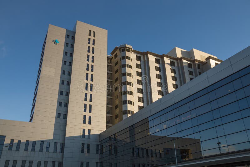 Edificio del hospital imagen editorial. Imagen de nublado - 44747480