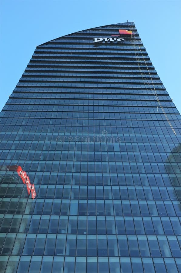 Edificio Del Pwc Visto Desde La Calle En Milan Italy. Foto editorial ...