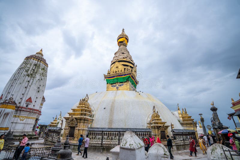 Edificio Del Templo Budista De Swayambhu En India Foto de archivo ...