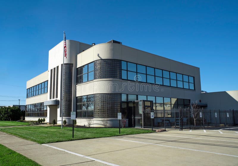 Edificio Empresarial De Bloques De Vidrio Redondeados Foto de archivo ...