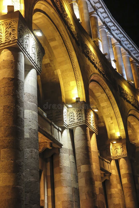 Edificio En Cuadrado De La República En La Noche Hasta El 2016 Este H Constructivo Imagen de ...