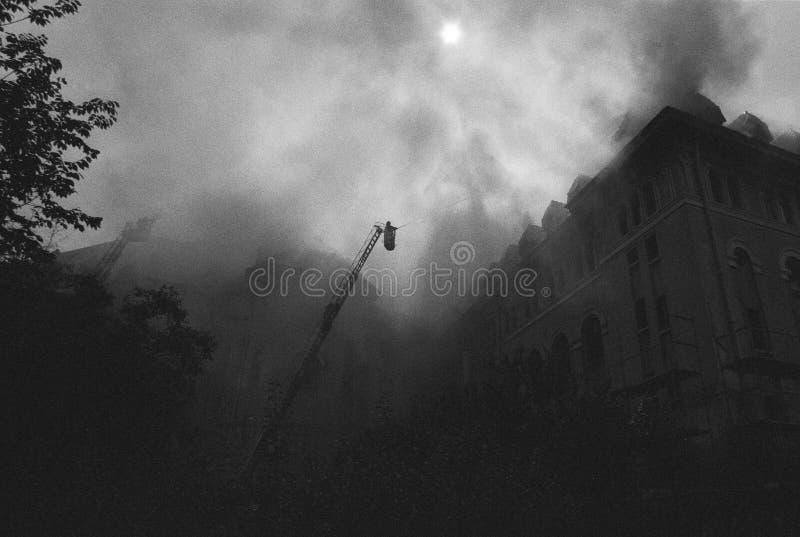 Edificio en el fuego foto de archivo. Imagen de extinga - 20371228