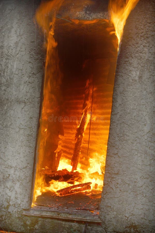 Edificio en el fuego imagen de archivo. Imagen de desastre - 2239909