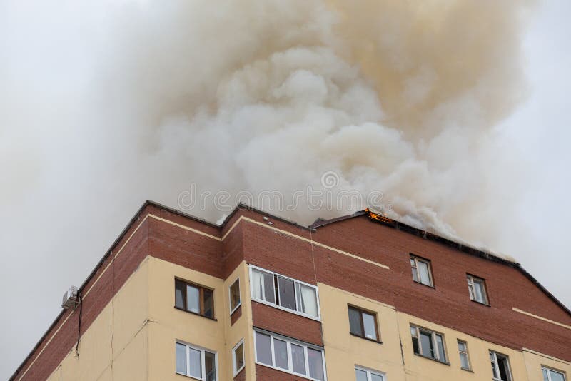 Edificio en el fuego foto de archivo. Imagen de aire - 68217444
