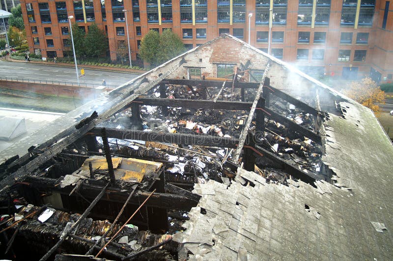 Edificio Estropeado Por El Fuego Imagen de archivo - Imagen de azotea ...