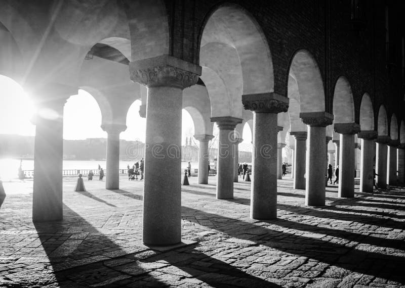Edificio Famoso Con Columnas En Retroiluminación Foto de archivo ...