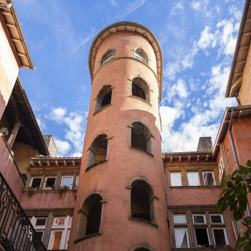 Edificio Famoso Con Torre Rosa En Lyon Foto de archivo - Imagen de ...