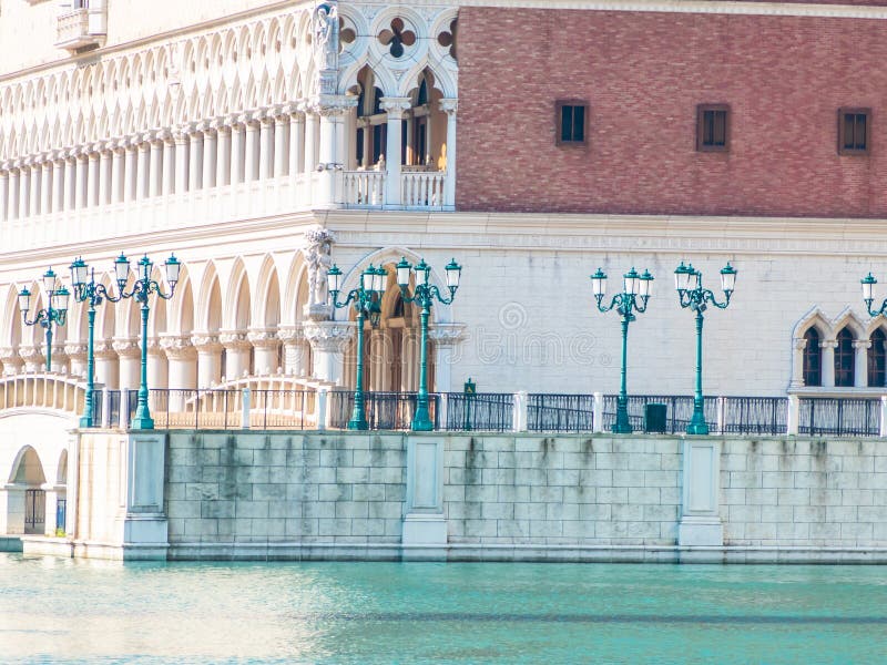 Edificio Hermoso De La Arquitectura Con La Ventana Exterior En El St De ...