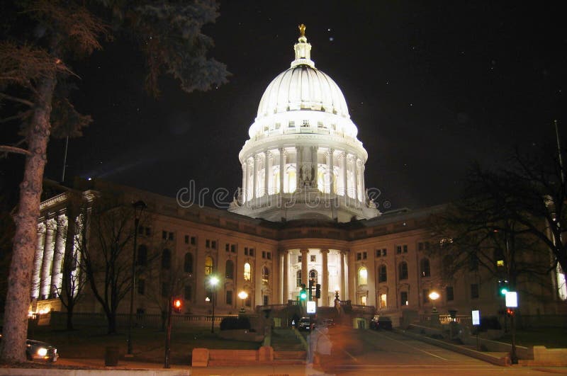 Edificio Iluminado Del Capitolio De Wisconsin Foto de archivo - Imagen ...