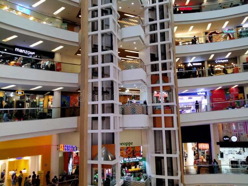 Edificio Interior En Un Centro Comercial. Hay Ascensor Foto de archivo ...