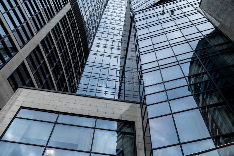 Edificio Inusual Con Muchas Ventanas Y Arquitectura Interesante Foto de ...