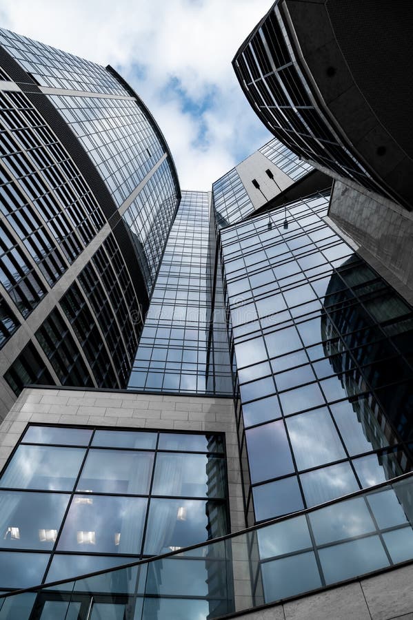 Edificio Inusual Con Muchas Ventanas Y Arquitectura Interesante Imagen de archivo - Imagen de ...