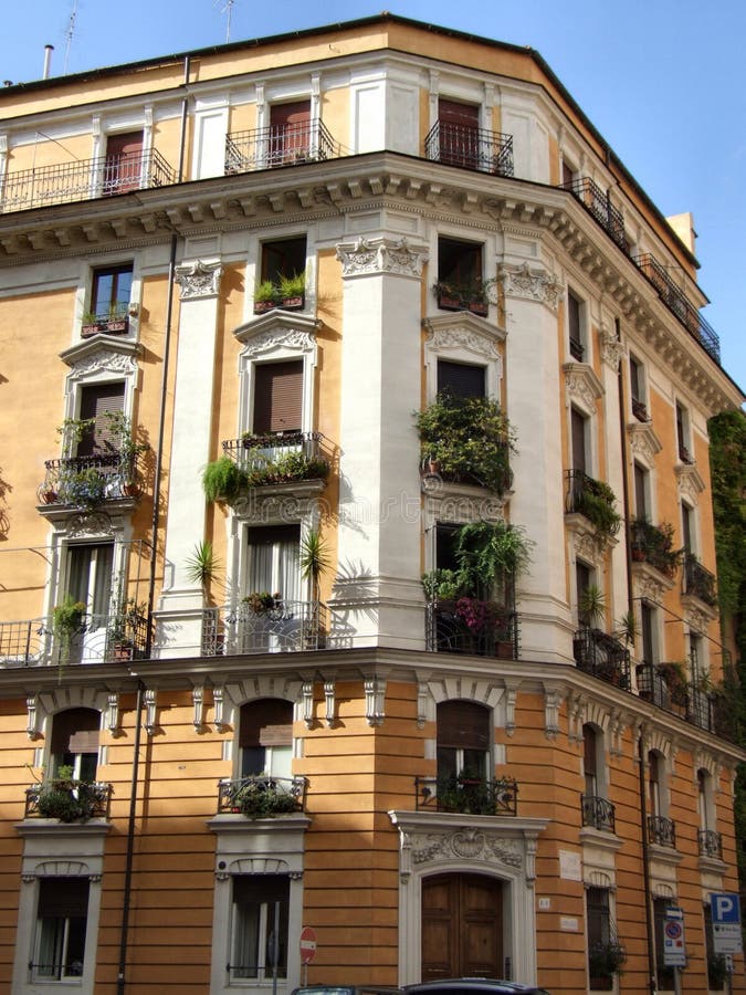 Edificio Mediterráneo Típico En Roma Imagen de archivo - Imagen de casa ...