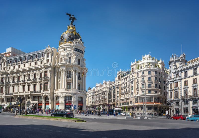 Edificio Metropolis Building at Calle De Alcala and Gran Via Streets ...