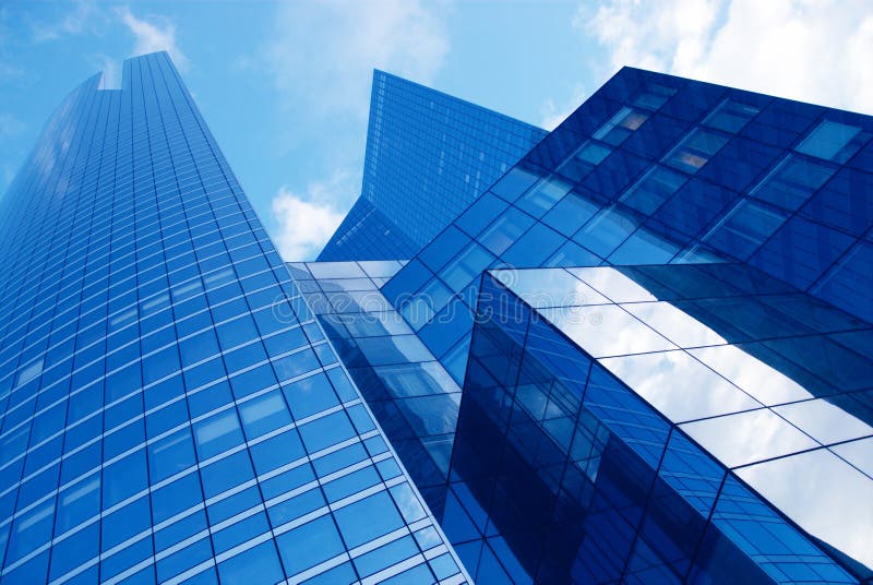 Edificios Azules Brillantes De La Ciudad Con Las Nubes Foto de archivo ...